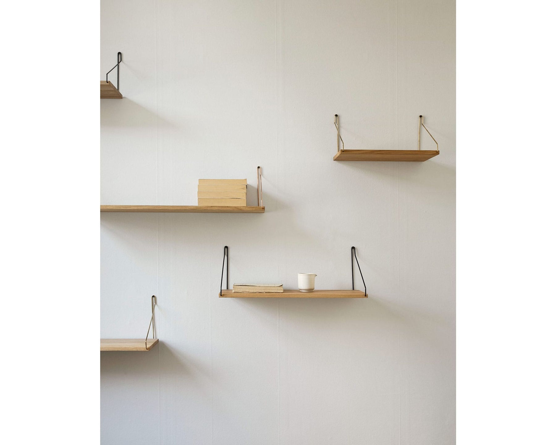 Single Shelf | Natural Oak / Black | D27 / W60 – FRAMA