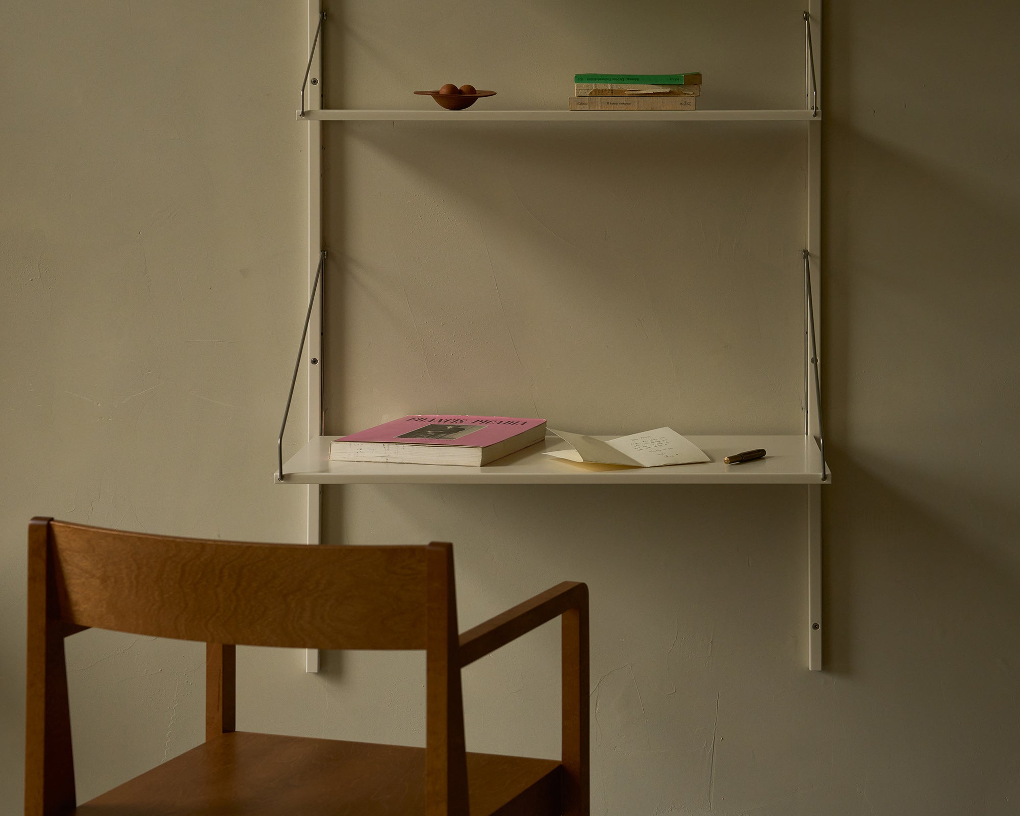 Library Desk Shelf | Warm White Steel | D40 / W80 – FRAMA
